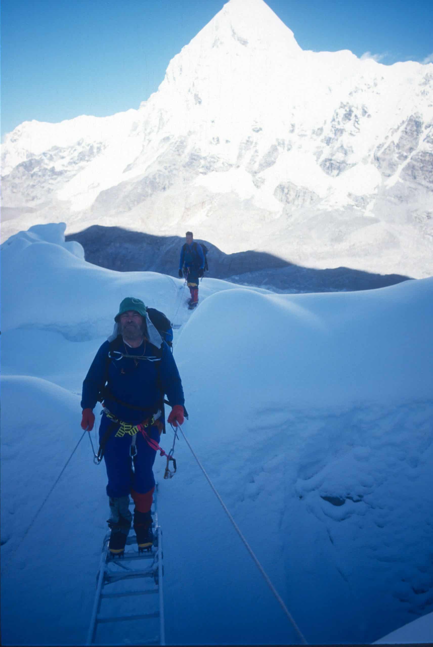 The Khumbu Icefall (Glacier) FAQ: Dangers, Death + More - MountEverest.info